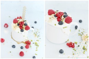 Joghurt mit Beeren-Allerlei und Krokant-Topping